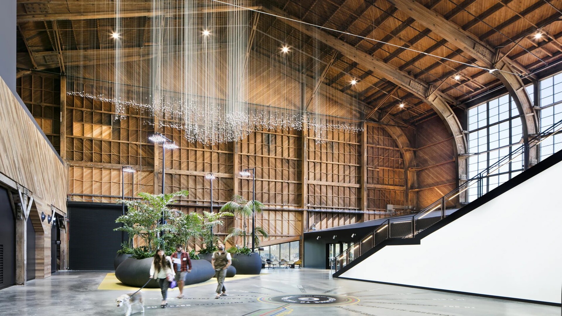 UN HISTÓRICO HANGAR SE CONVIERTE EN LA NUEVA OFICINA DE GOOGLE EN L.A ...